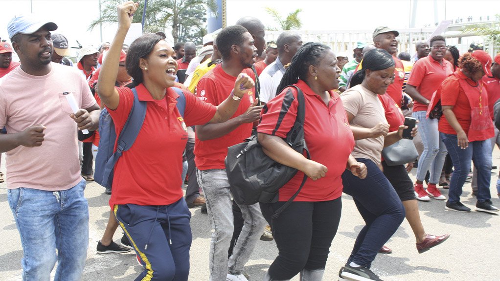 Unions in the Bus Sector Warn of a Strike