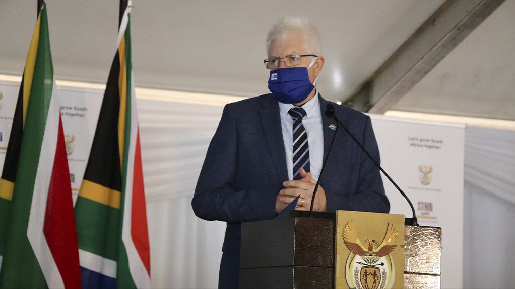Premier Alan Winde attends Covie title deed hand over ceremony